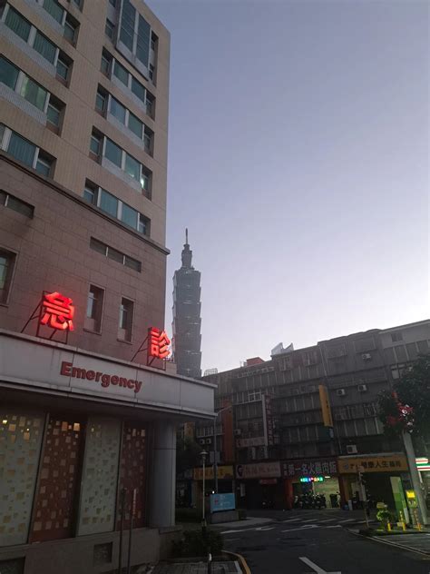 好久沒發救護小記了 某天夜救（晚上800～隔天早上800） 出勤四趟，患者平均年齡只有17歲😮‍💨 1女18，主訴逛街時虛弱肢體無力，初