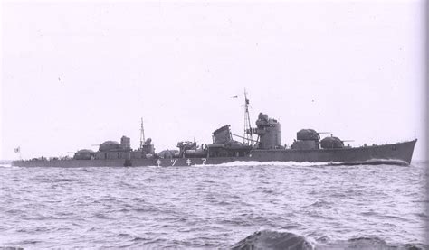 駆逐艦「秋月」の実物写真と1100スケールの駆逐艦「秋月」の模型（艦首右舷・前方から撮影・軍艦ミュージアム）・全長1．3m