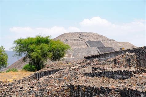 Pirámide De La Luna Ciudad De Teotihuacan México Imagen De Archivo