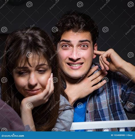 Padres Jovenes Insomnes Con El Beb Reci N Nacido En La Noche Foto De