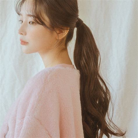 ️2018 포니즈테일 신상 출시 어느덧 다가온 겨울 달라진 옷차림굵은 웨이브컬의 긴 포니테일 스타일로이번 겨울 따뜻하고 우아한