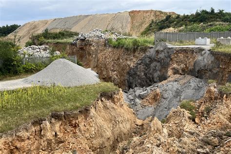 Gigantyczna dziura w ziemi Nikt nie wie dlaczego powstała