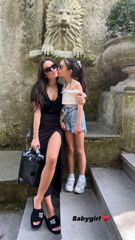 Pin de Julia Yaneth en Guardado rápido en 2024 Mama fotos Ropa de