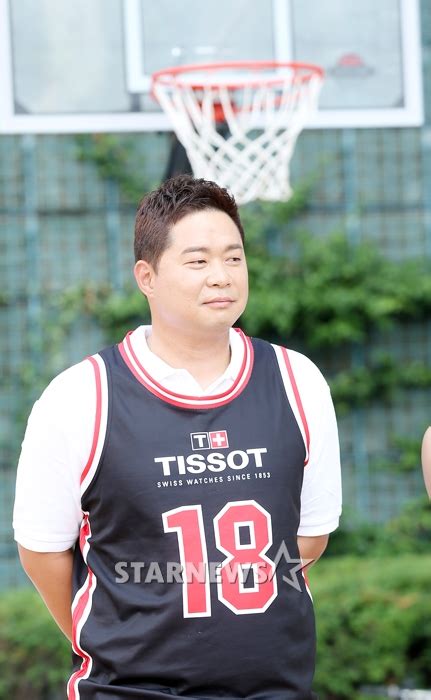 포토 현주엽 농구 코트 위에서 멋진 남자