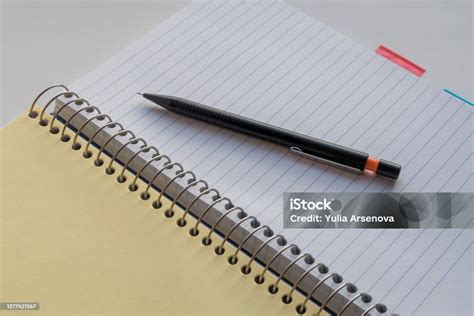 피사체 분리기와 블랙 펜슬이 있는 나선형 노트북을 엽니다 빈 페이지입니다 텍스트공간을 복사합니다 0명에 대한 스톡 사진 및 기타 이미지 Istock