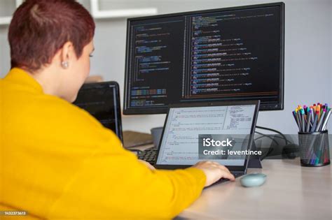 데스크톱 컴퓨터와 노트북에서 코딩하는 여성 프로그래머 컴퓨터 프로그래머에 대한 스톡 사진 및 기타 이미지 컴퓨터 프로그래머 It 지원 개발 Istock