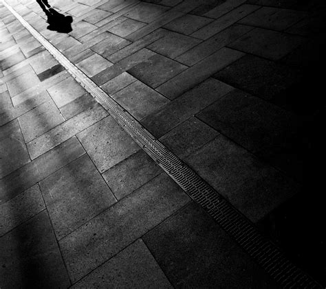 무료 이미지 빛 검정색과 흰색 건축물 사람들 화이트 거리 지하철 선 그림자 어둠 검은 단색화 가로 사진 Bw 솔직한 대칭 올림포스 산 스냅