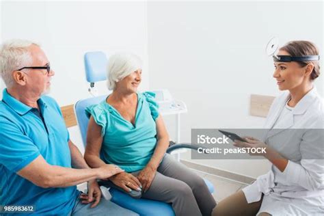 의사 사무실에서 수석 환자와 얘기 하는 이비인후과 의사 2명에 대한 스톡 사진 및 기타 이미지 2명 65 69세 건강