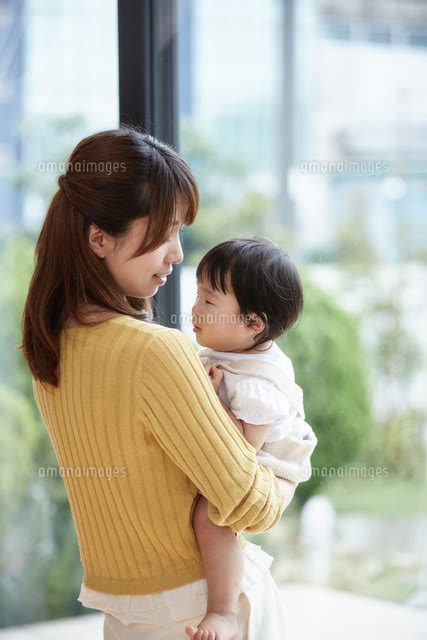 抱っこされた赤ちゃんと母親 10736004962 の写真素材・イラスト素材｜アマナイメージズ