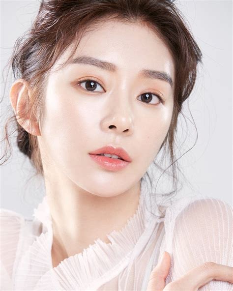 배우 이주빈 프로필 사진 방송연예 꾸르 어깨길이 머리 내추럴 메이크업 배우