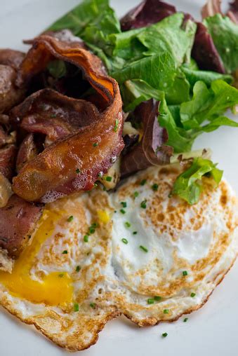 베이컨과 계란 클래식 한 아침 식사 또는 브런치 즐겨 찾기 바삭바삭한 메이플 훈제 베이컨과 양파와 붉은 피망을 곁들인 쉽고 매운 컨트리 포테이토 해시 위에 계란을 얹습니다