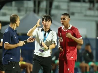 Media Vietnam Soroti Kemarahan Shin Tae Yong Yang Tidak Senang Dengan Kinerja Wasit Di Piala AFF