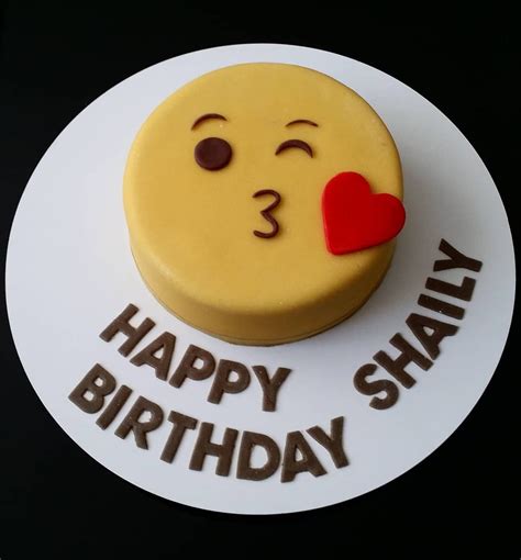 Viona Cake On Instagram “کیک تولد ایموجی بوسه😘😘😘 با روکش فوندانت دست