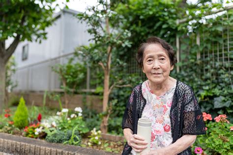 재사용 가능한 병에서 물을 마시는 아시아 의 노인 여성 외부 노인에 대한 스톡 사진 및 기타 이미지 노인 일본 민족 전경