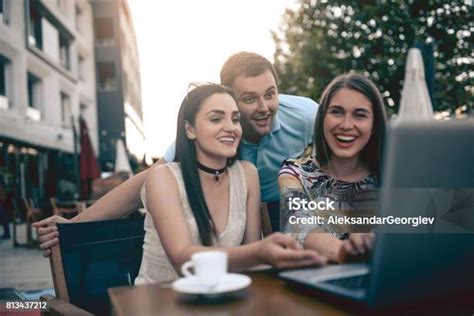 인터넷 서핑과 커피 레스토랑에서 재미 미친 친구의 그룹 기이함에 대한 스톡 사진 및 기타 이미지 기이함 남성 남자 Istock