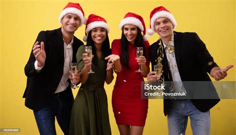 오신 것을 환영합니다 새해 선명한 스타일리시한 옷을 입고 가장 친한 친구및 중요한 사람들과 함께 미소짓고 샴페인을 마시는 네 명의 젊은이들이 크리스마스 이브를 축하하고