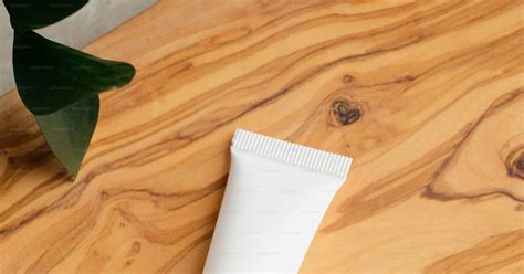 빈 흰색 화장품 플라스틱 튜브 모형과 욕실 테이블에 나무 보드에 녹색 잎 자연 유기농 미용 제품 디자인 사진 Unsplash의 포장 이미지