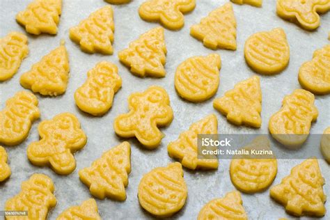 어린이 공 전나무 나무 눈사람 남자의 형태로 진저 브레드를 만들기를 위한 크리스마스 쿠키 원시 반죽입니다 새 해 요리 하는 산타 클로스에 대 한 치료 수 제 빵집 크리스마스