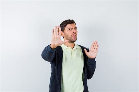 캐주얼 옷을 입고 잘 생긴 남자 무료 사진