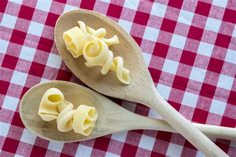 보라색 흰색 체크 무늬 식탁보에 나무 숟가락에 파스타의 다양한 혼합 모양 Ruotes와 마카로니 0명에 대한 스톡 사진 및 기타 이미지 Istock