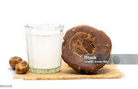 피닉스 Dactylifera 과일과 가진 유리에 있는 대추 야자수 주스 또는 Khejur Ras 및 날짜 야자 Jaggery는 일컬어 날짜 야자 수액 또는 Khejur