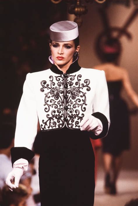 Défilé Yves Saint Laurent Haute Couture Collection Automne Hiver 84