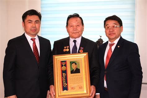 Үндсэн хууль батлалцсан депутатуудад хүндэтгэл үзүүллээ