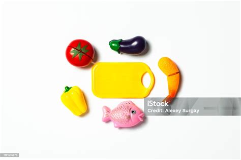 흰색 배경에 어린이 플라스틱 장난감 음식 아이 발달 적절한 영양 섭취 식단 인공 식품의 개념 플랫 레이 상단 보기 0명에 대한 스톡 사진 및 기타 이미지 Istock