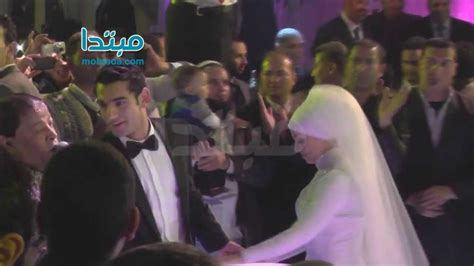 صلاح وزوجته يرقصا مع عبد الباسط حموده فى حفل زفافهم Youtube