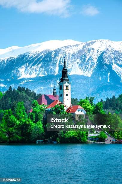 아름답고 화려한 줄리안 알프스와 블레드 호수 호수의 섬과 눈 덮인 산봉우리를 배경으로 합니다 섬에 놀라운 교회 슬로베니아 0명에 대한 스톡 사진 및 기타 이미지 Istock