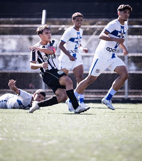 Volante De 17 Anos Assina Primeiro Contrato Profissional E Lidera O