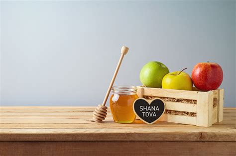 테이블 위의 나무 상자에 꿀 항아리와 사과 로쉬 하샤나 휴가의 배경 0명에 대한 스톡 사진 및 기타 이미지 0명 개념 꿀 Istock