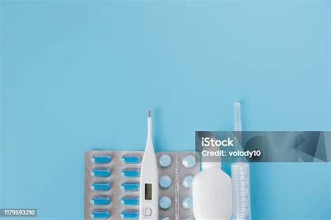 감기와 독감의 치료 다양한 의약품 온도계 코막힘에서 살포하고 파란색 배경에 목구멍에 통증이 있습니다 공간을 복사합니다 의학 플랫 레이 0명에 대한 스톡 사진 및 기타 이미지