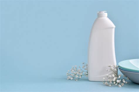 파란색 배경에서 제품을 청소합니다 집 아파트 사무실에서 청소 플라스틱 포장 가정용 화학 물질 세제의 다른 병 공간의 복사본입니다 0명에 대한 스톡 사진 및 기타 이미지