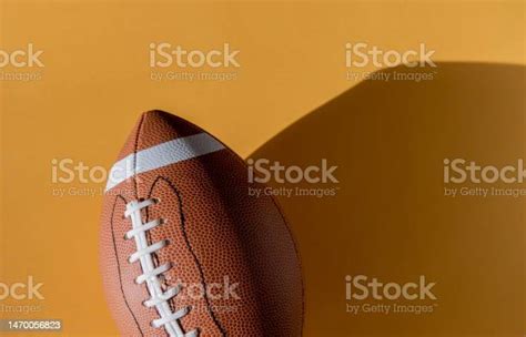 노란색 배경에 미식 축구 가죽 공입니다 평면도 게임 장비 수평 스포츠 테마 포스터 인사말 카드 헤더 웹 사이트 및 응용 프로그램