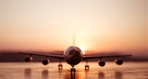 아트워크 장식 공항 활주로에서 이륙 할 준비가 흰색 여객기 일몰 시간 동안 항공기의 실루엣입니다 0명에 대한 스톡 사진 및 기타