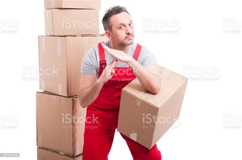 배달 남자 상자를 들고 시간 밖으로 제스처를 만들기 기업 재무와 산업에 대한 스톡 사진 및 기타 이미지 기업 재무와 산업