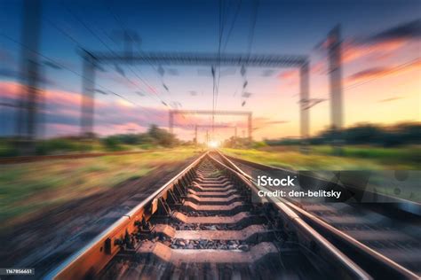 여름에 모션 흐림 효과와 일몰에 구름과 철도와 다채로운 푸른 하늘 기차역과 흐린 배경산업 풍경 속도 모션의 철도 플랫폼 개념 기차에 대한 스톡 사진 및 기타 이미지 Istock