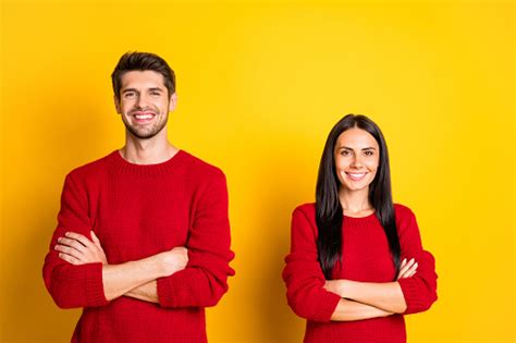 귀여운 아가씨와 남자 크로스 핸즈 착용 빨간 스웨터의 초상화 는 선명한 색상 배경을 통해 고립 2명에 대한 스톡 사진 및 기타 이미지 Istock