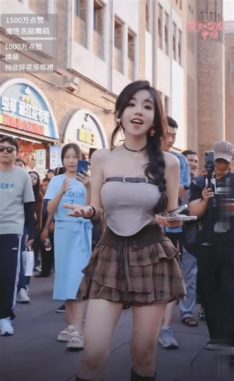 冯提莫换装秀遇尴尬，裙子拉链故障引热议，网友质疑缺乏创意