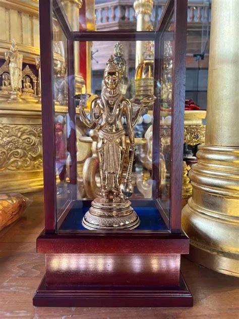 දළදා මාලිගාවේ කරඬුන් වහන්සේට අගනා මැණික් එබ්බවූ රන් පළඳනාවක් පැලඳුවා