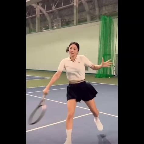 좋은 아침입니다💕20231013 높은 백핸드발리 팁 높은 볼은 힘을 제대로 가해야 하는데 영상에서 보는 바와 같이 라켓을 뒤로 드림매직테니스피플 Band