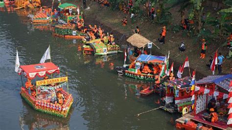 32 Perahu Dari Botol Bekas Berparade Di Kanal Banjir Timur Di Festival