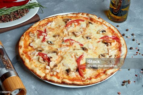 베이컨 버섯 토마토 녹은 치즈를 회색 배경에 녹인 이탈리아 피자 탑 뷰 푸드 플랫 레이 0명에 대한 스톡 사진 및 기타 이미지