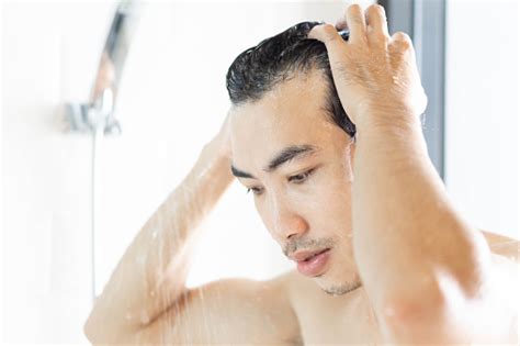 닫기 젊은 남자 화장실에서 샴푸와 머리를 씻고 빈티지 톤 선택적 초점 가정의 방에 대한 스톡 사진 및 기타 이미지 가정의 방