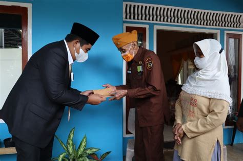 Usai Apel Hari Pahlawan 2021 Plt Bupati Bintan Kunjungi Veteran