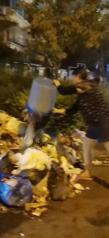 江苏无锡梁溪城管处罚两店黑夜偷倒垃圾中国江苏网