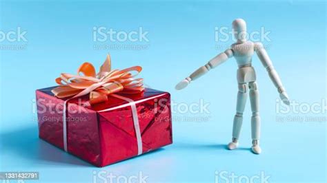 선물 상자에 손으로 가리키는 나무 남자의 모습 나무 남자의 그림과 활과 큰 빨간 상자 0명에 대한 스톡 사진 및 기타 이미지 0명 3차원 형태 Diy Istock