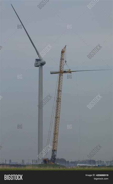 Crawler Crane Hoisting Image And Photo Free Trial Bigstock