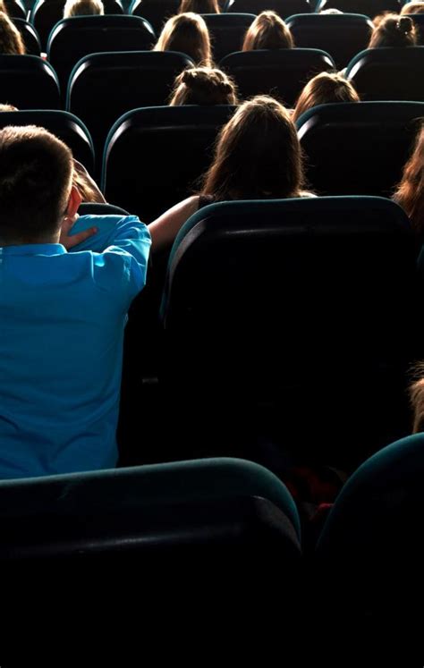 Un niño se queda dormido en el teatro